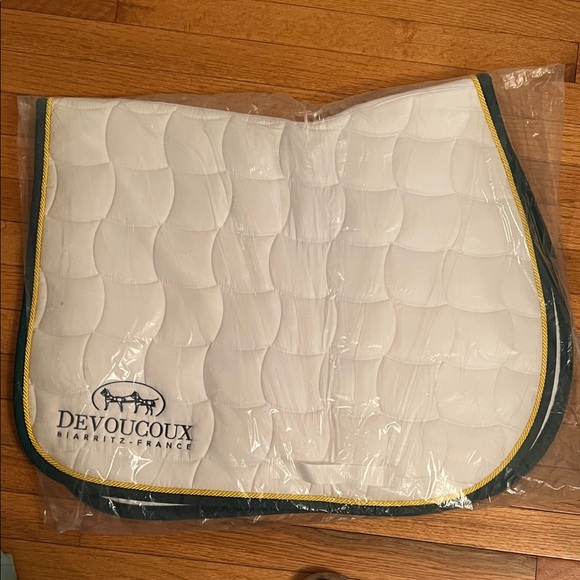 devoucoux | Other | New Devoucoux White W Green Gold Trim Show Pad ...